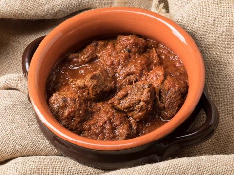 I sapori contadini della Puglia: pezzetti di cavallo al sugo